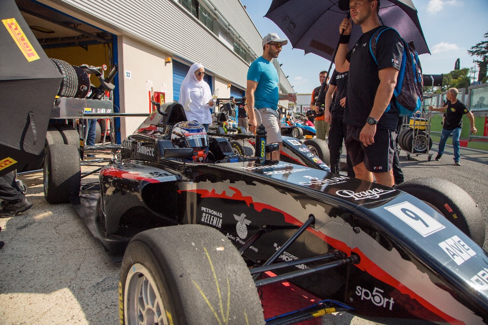 Víkend Petra Ptáčka: Podívejte se do zákulisí světa F4 s nadějí českého ...